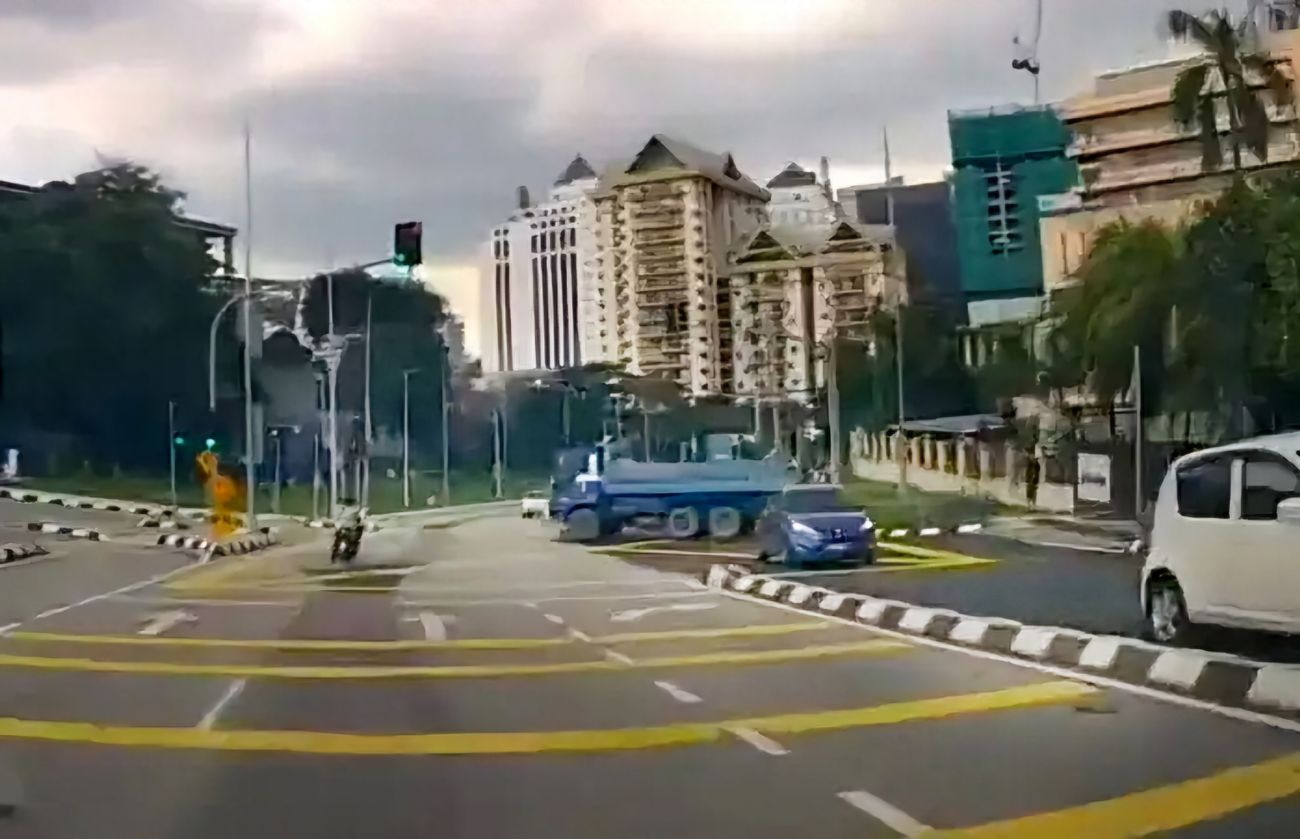 Lori tanpa pemandu menggelongsor ke laluan trafik di Bangsar - BTS Media